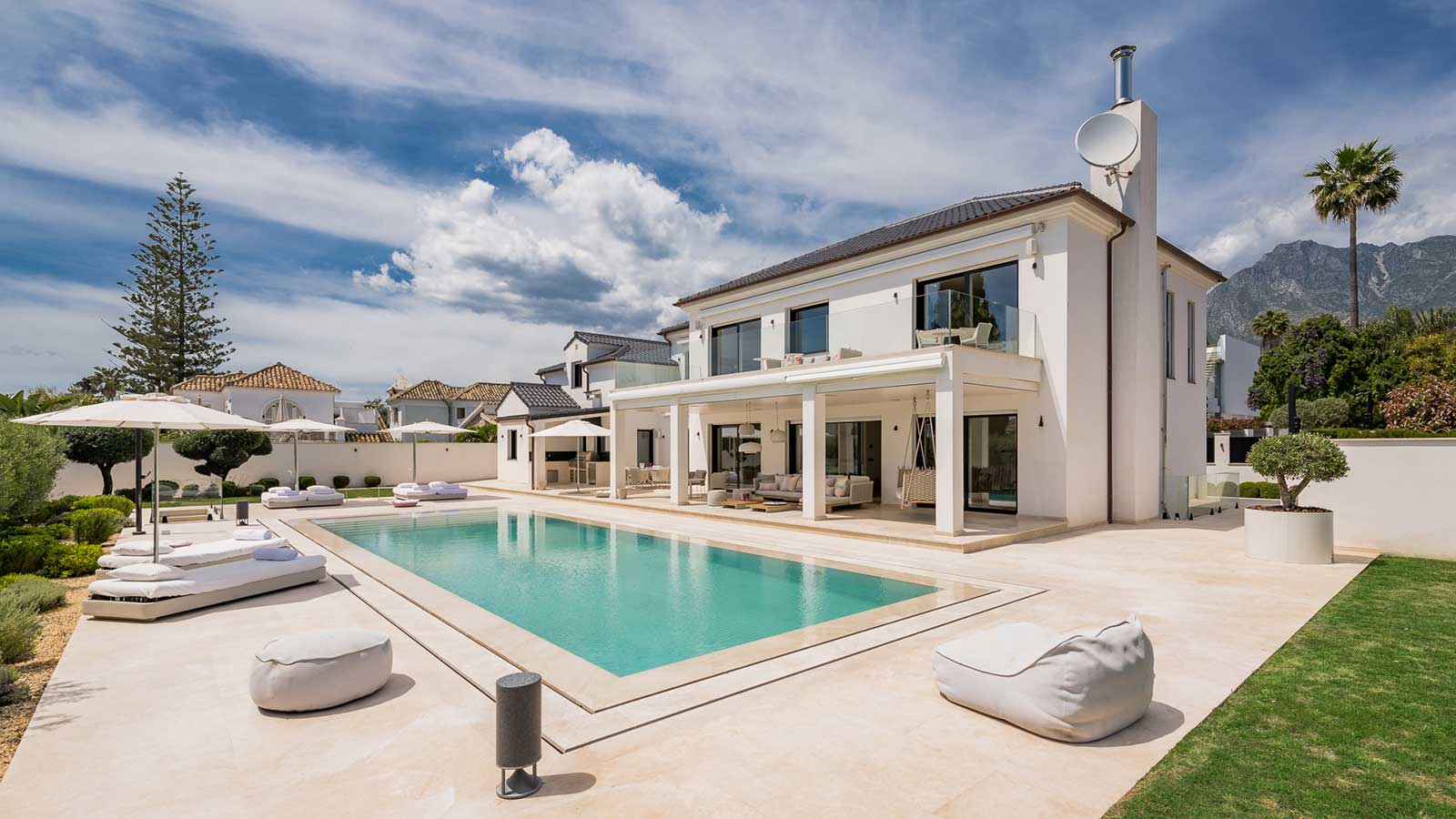 Luxury with a Sea View: Staying Close to the Beach in Marbella